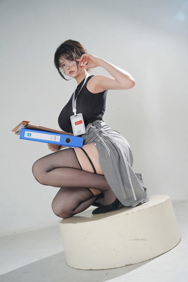 「微博COSER」NinJA阿寨寨 – OL液化上衣(28P/229MB) - 图萌社